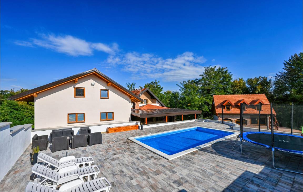 360 M² House ∙ 10 Bedrooms ∙ 20 Guests - Croatia