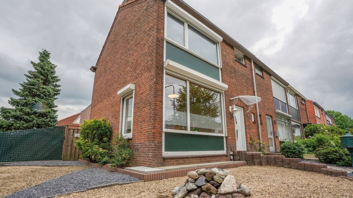 141 M² House ∙ 2 Bedrooms ∙ 6 Guests - Heerlen