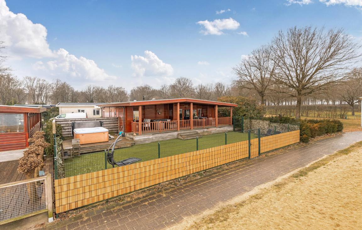 110 M² Ferienhaus ∙ 4 Schlafzimmer ∙ 7 Gäste - Emmen, Niederlande
