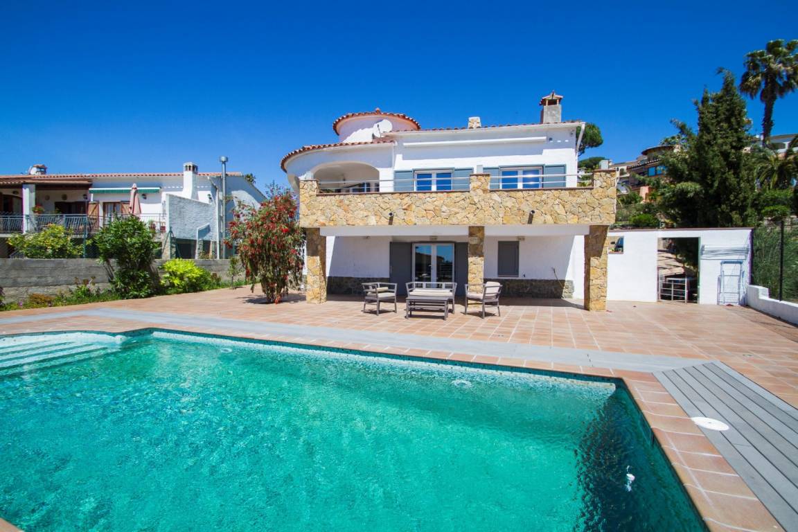 140 M² Villa ∙ 3 Bedrooms ∙ 6 Guests - Palamós