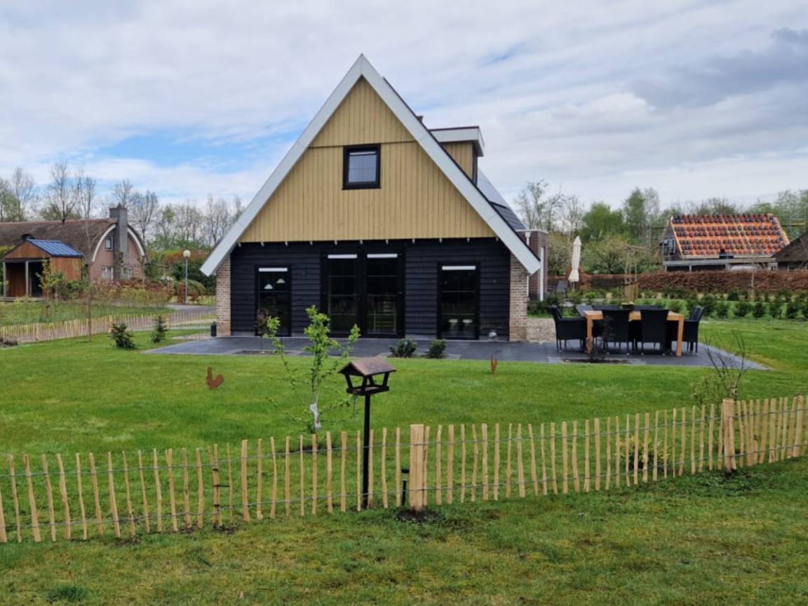 65 M² Ferienhaus ∙ 2 Schlafzimmer ∙ 4 Gäste - Stadskanaal