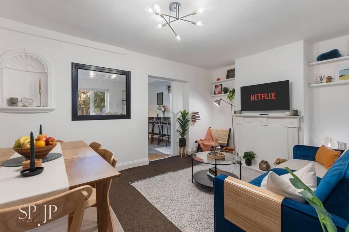 93 M² House ∙ 4 Bedrooms ∙ 8 Guests - Brentwood