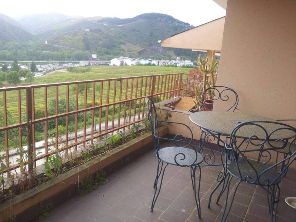 100 M² Apartamento ∙ 3 Habitaciones ∙ 6 Huéspedes - Cacabelos