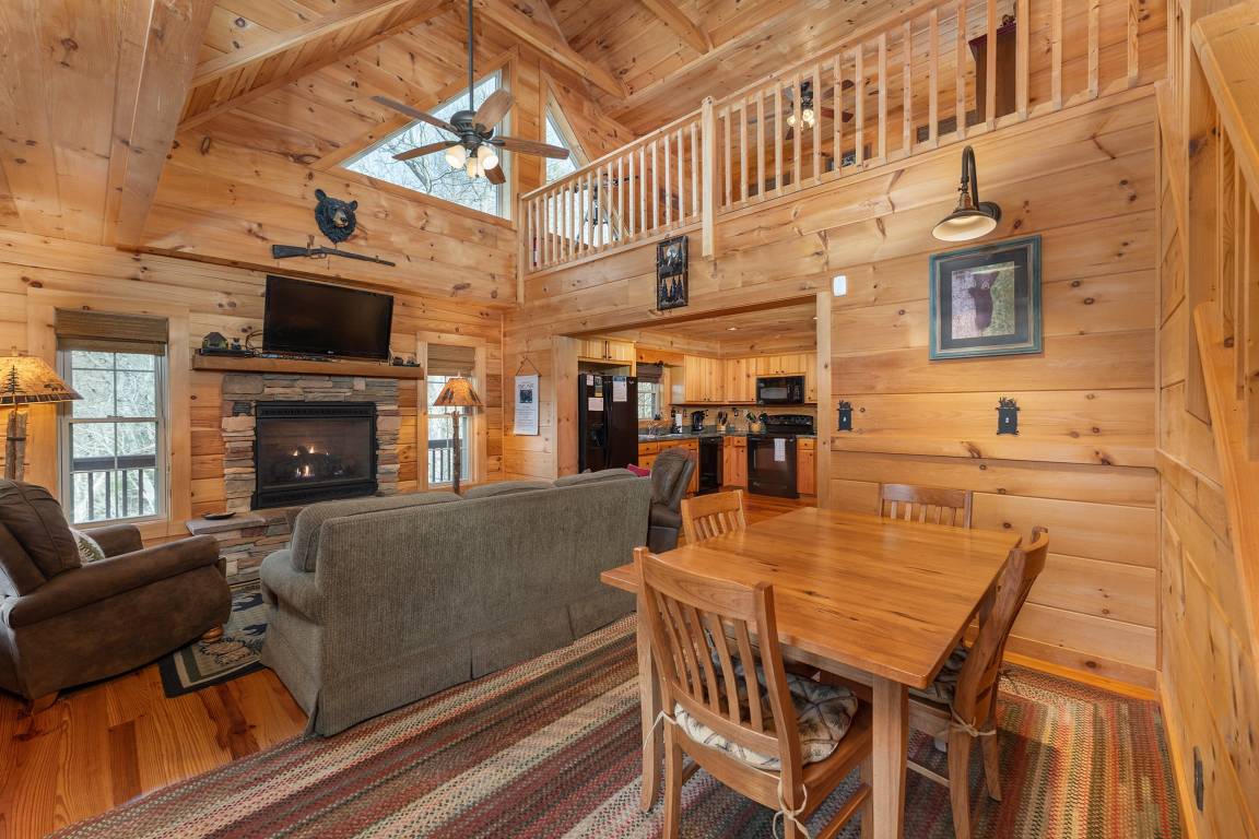 251 M² Cabin ∙ 4 Bedrooms ∙ 8 Guests - Lake Lure, NC