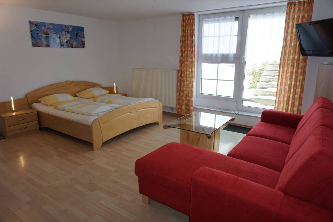 80 M² Ferienwohnung ∙ 2 Schlafzimmer ∙ 4 Gäste - Riedenburg