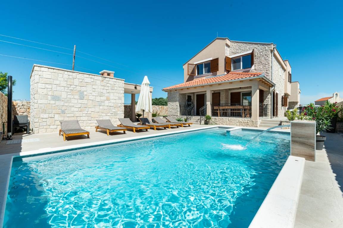 220 M² Villa ∙ 4 Bedrooms ∙ 8 Guests - Vir
