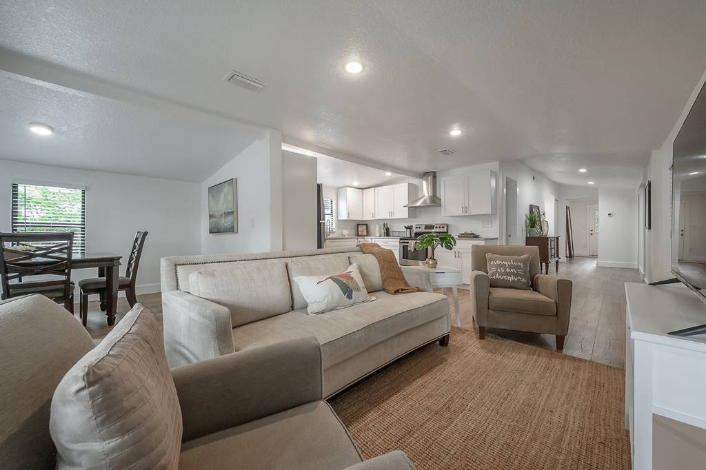 House ∙ 4 Bedrooms ∙ 8 Guests - Roman Lake, Tampa