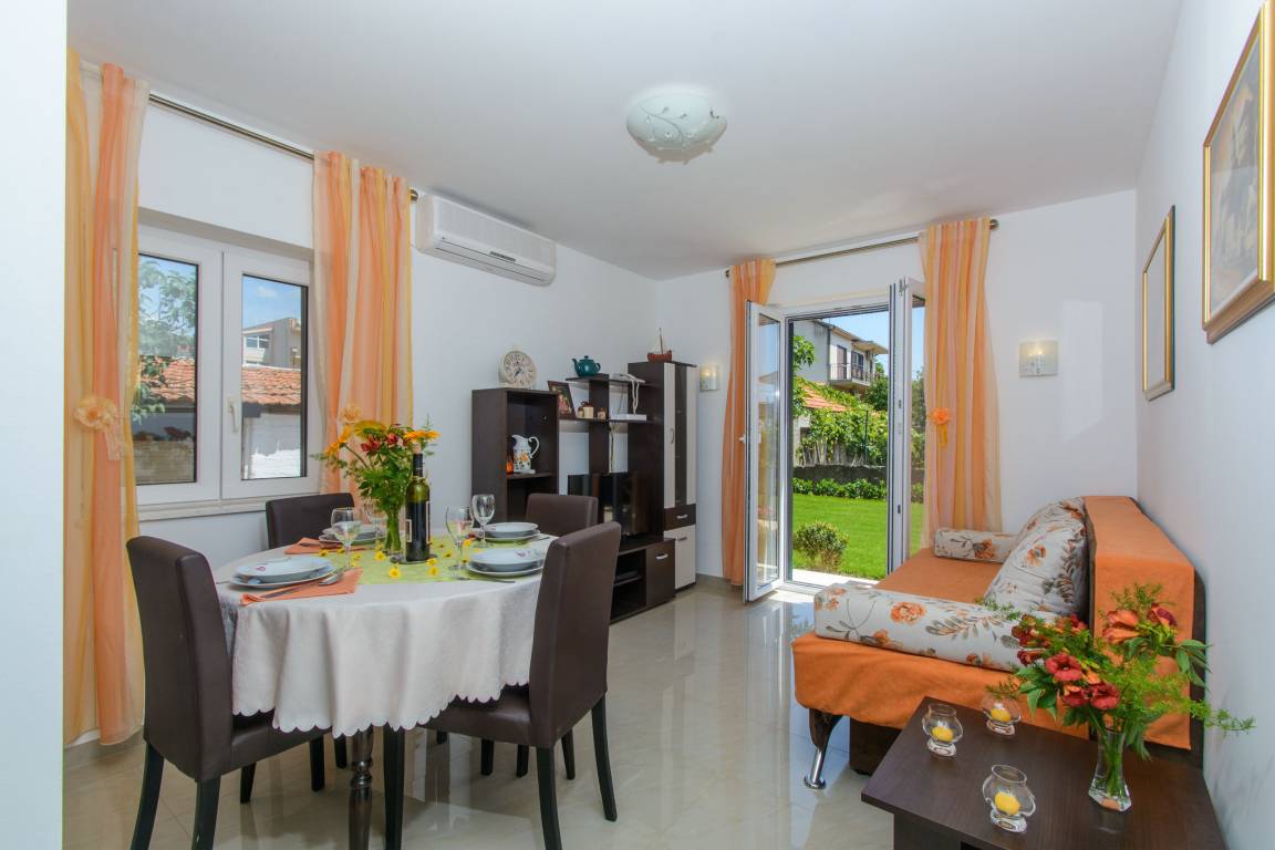 50 M² House ∙ 2 Bedrooms ∙ 5 Guests - Trogir