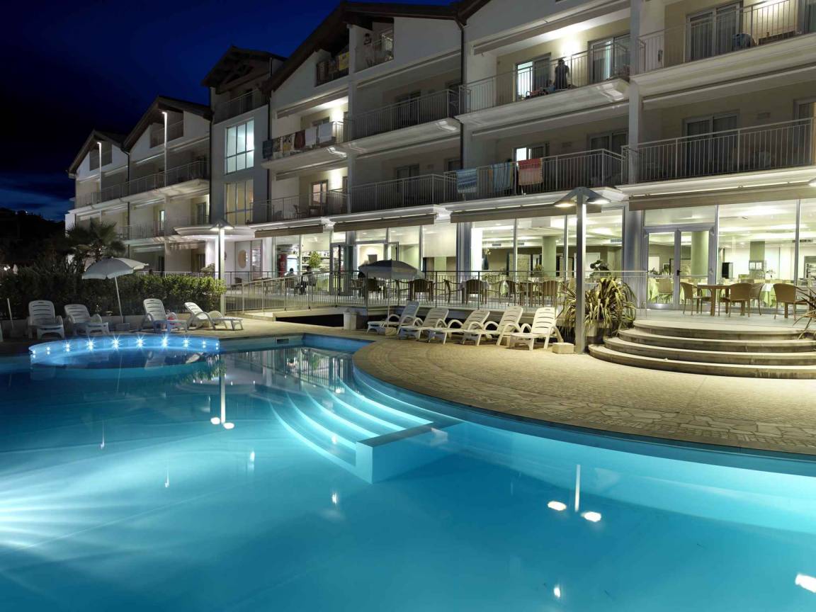 Holiday Apartment With Pool And Air Conditioning - Giulianova
