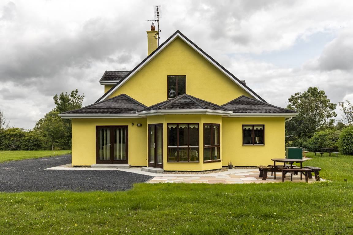 200 M² House ∙ 5 Bedrooms ∙ 11 Guests - Castlebar