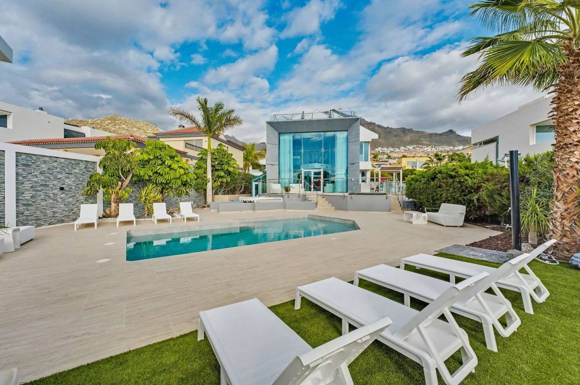 Villa ∙ 5 Bedrooms ∙ 11 Guests - Los Cristianos