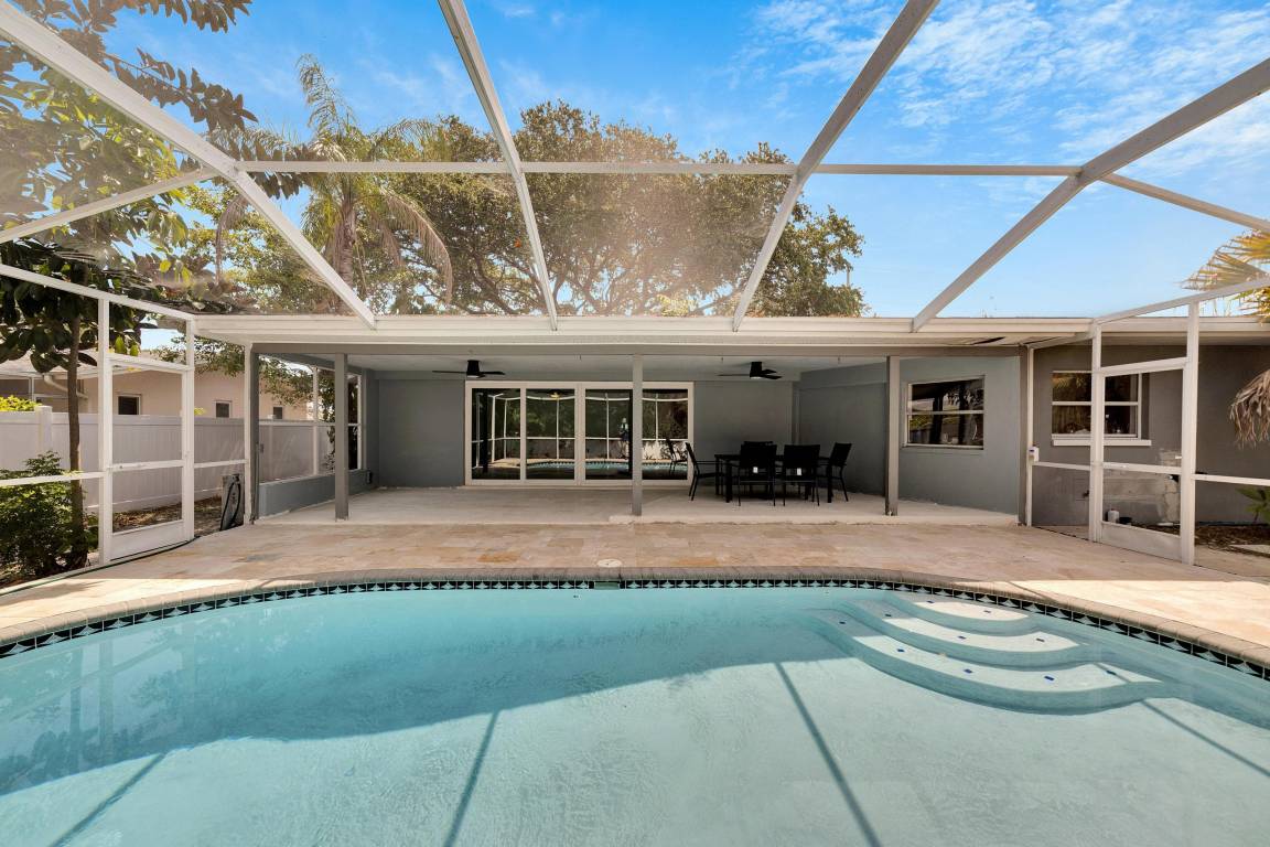 House ∙ 4 Bedrooms ∙ 14 Guests - Madeira Beach, FL