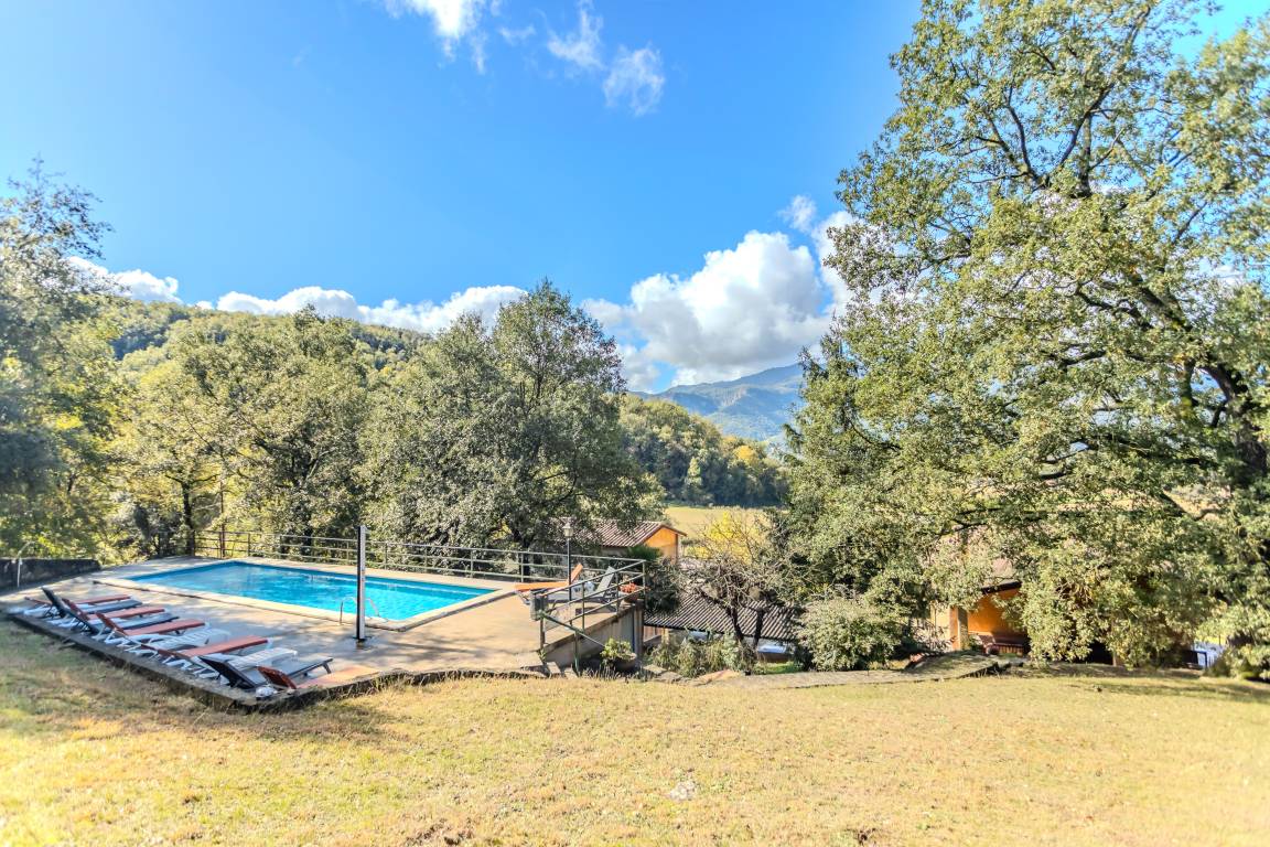 200 M² House ∙ 8 Bedrooms ∙ 20 Guests - Olot