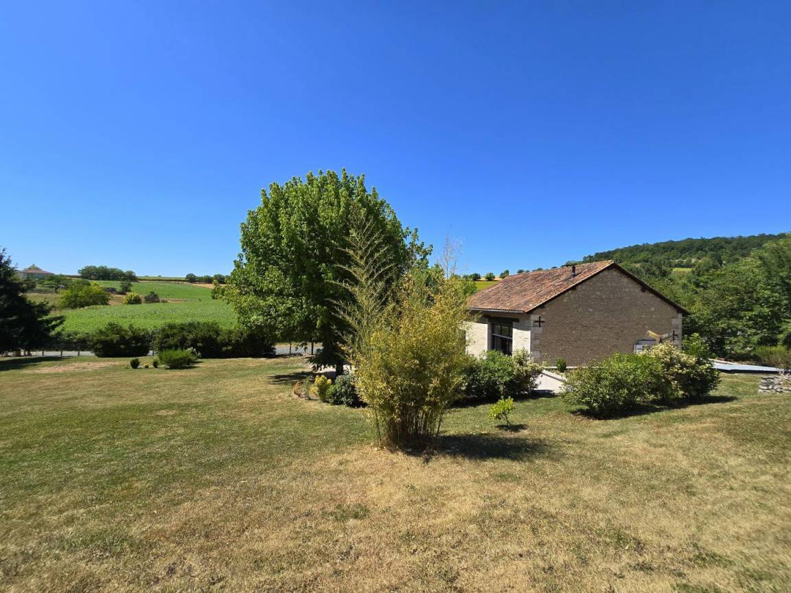 99 M² Gîte ∙ 2 Bedrooms ∙ 4 Guests - Ribérac