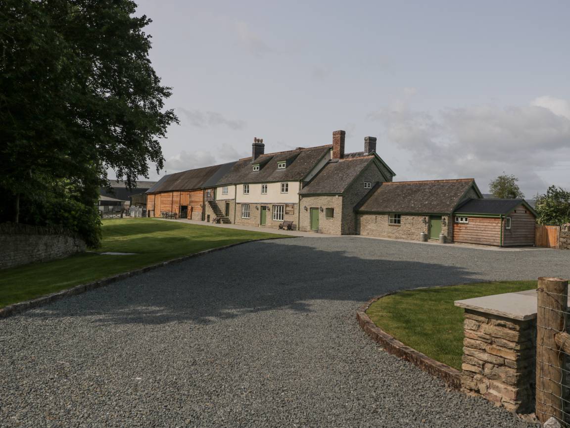 Cottage ∙ 9 Bedrooms ∙ 18 Guests - Shropshire