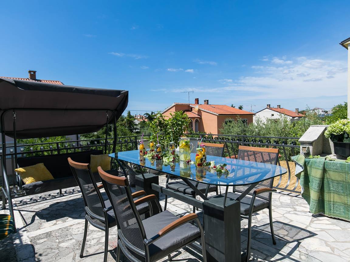 81 M² Apartment ∙ 3 Bedrooms ∙ 6 Guests - Poreč