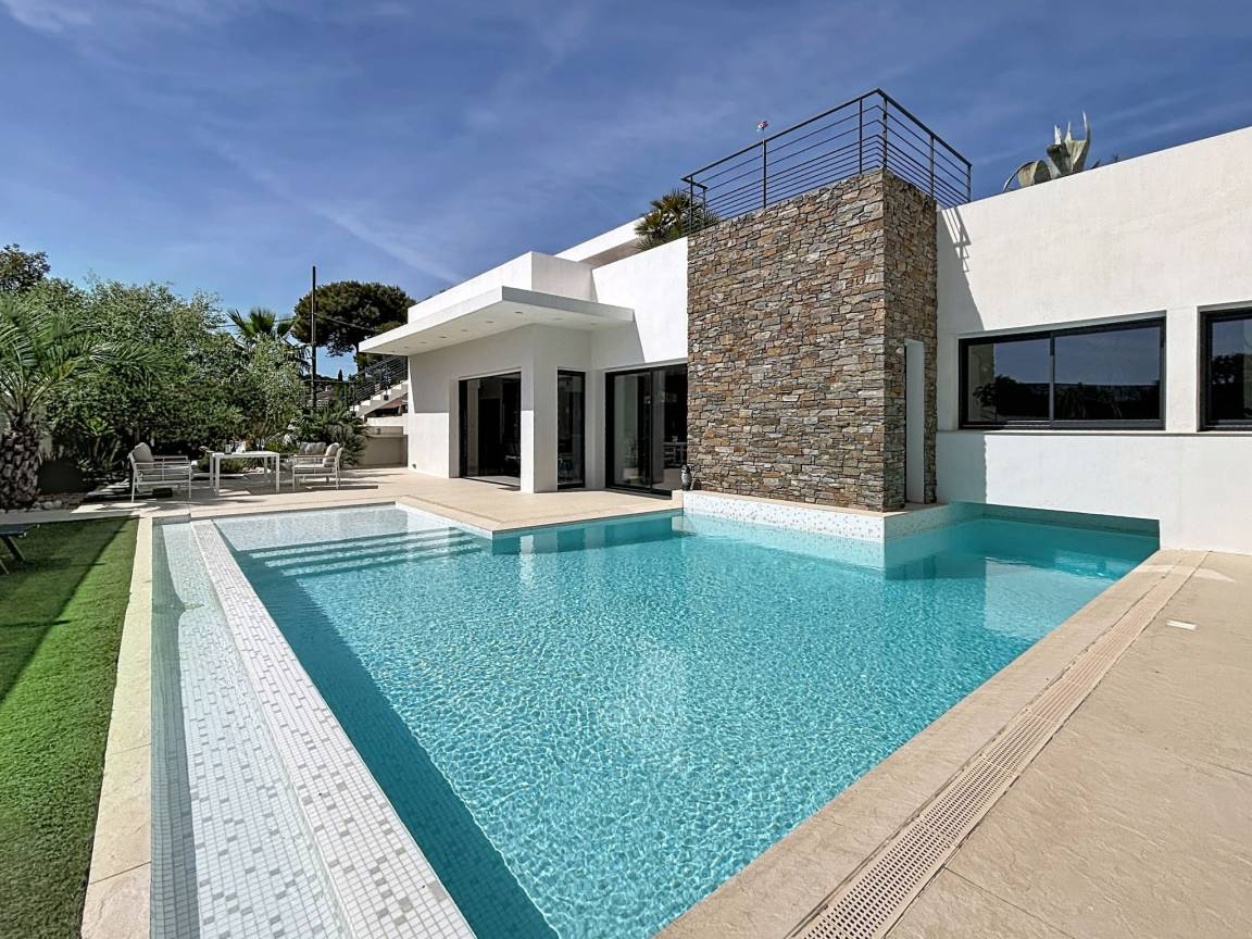 250 M² Ferienhaus ∙ 4 Schlafzimmer ∙ 8 Gäste - Fréjus