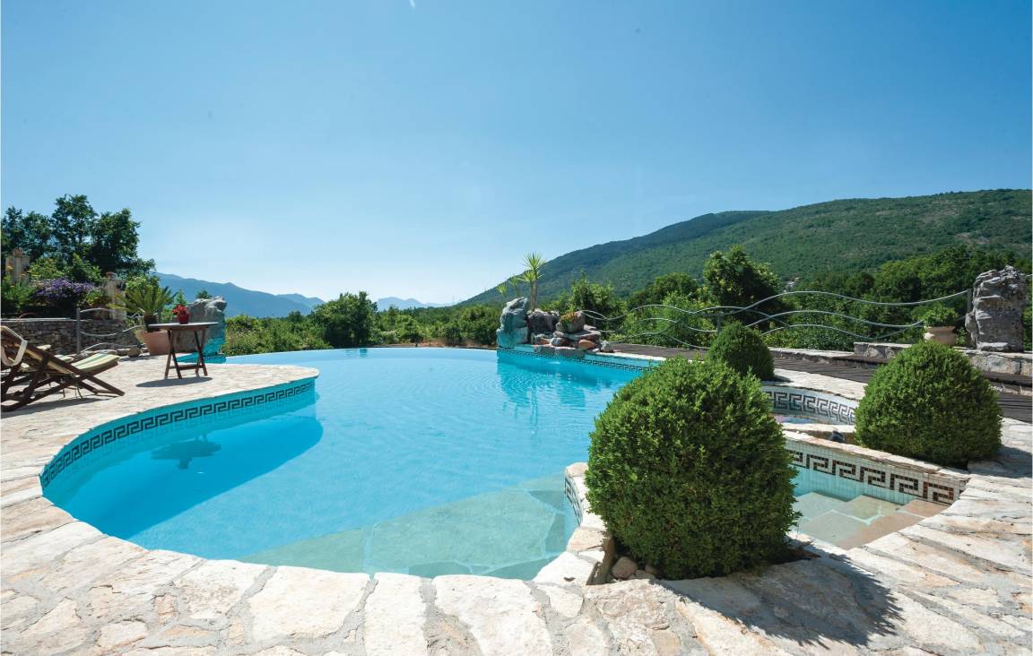 360 M² House ∙ 7 Bedrooms ∙ 14 Guests - Brela