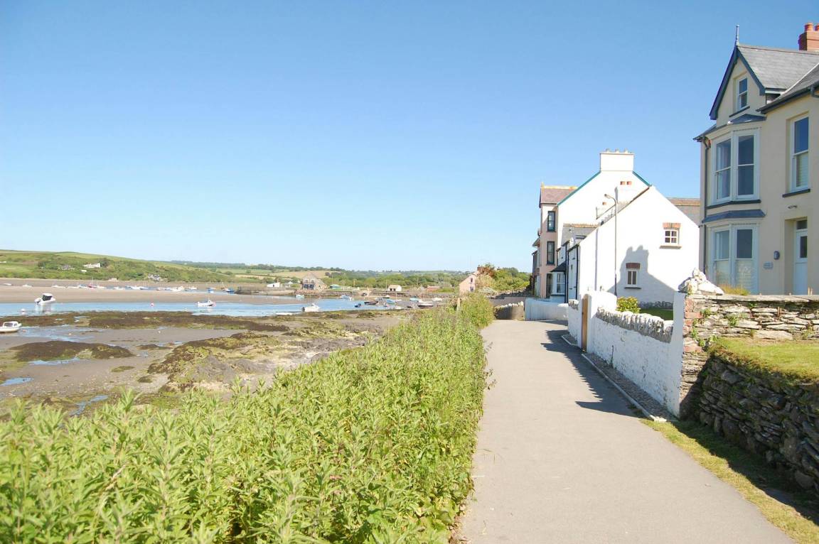 63 M² Cottage ∙ 2 Bedrooms ∙ 4 Guests - Fishguard