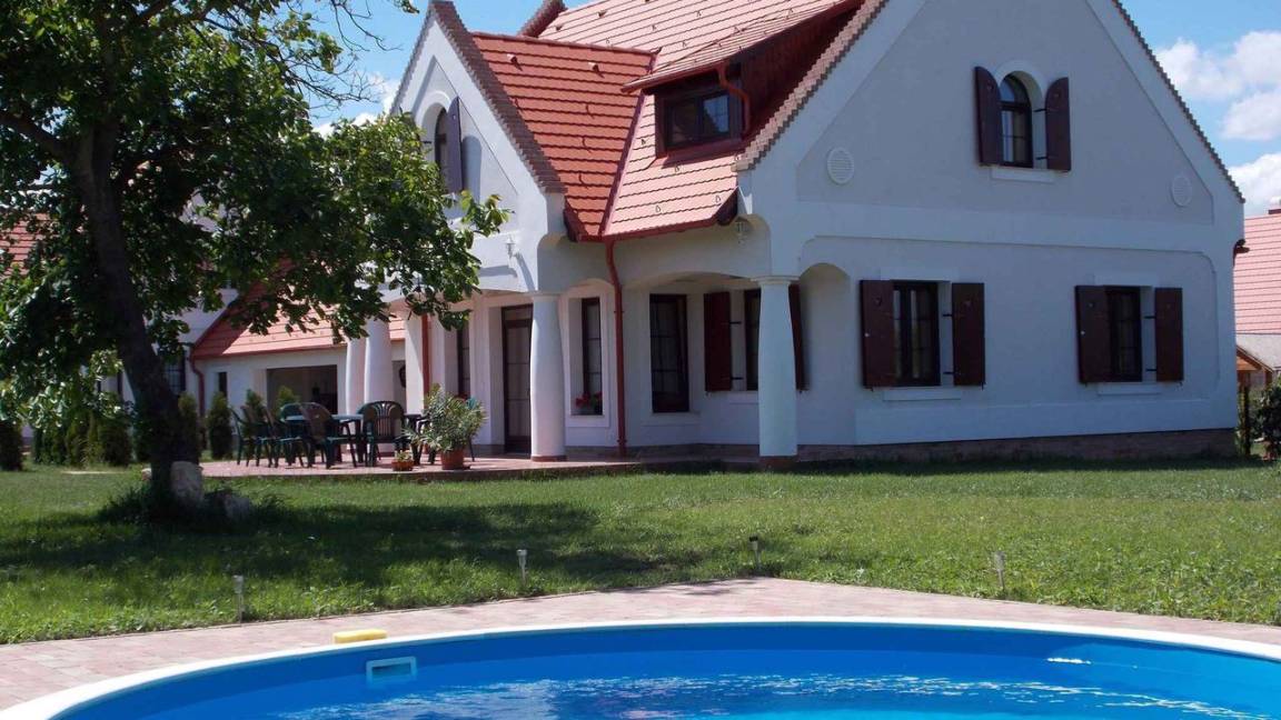 162 M² Casa ∙ 5 Habitaciones ∙ 15 Huéspedes - Veszprém