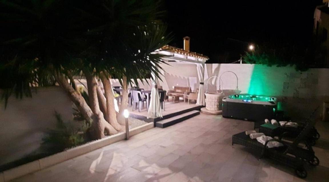 100 M² Huis ∙ 2 Slaapkamers ∙ 6 Gasten - Avola