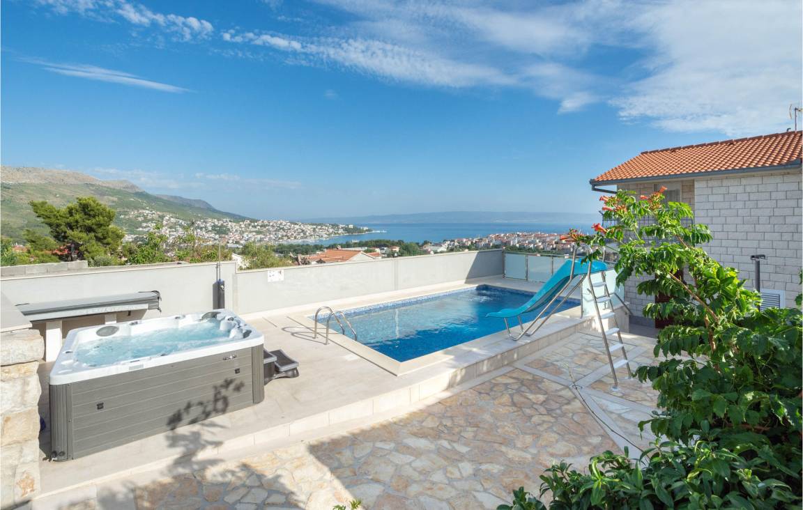 120 M² Apartment ∙ 3 Bedrooms ∙ 8 Guests - Podstrana