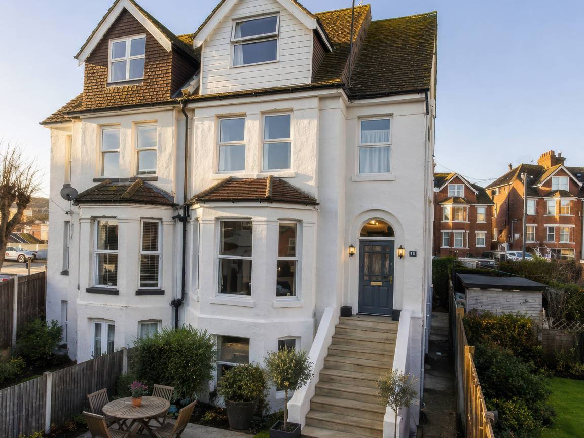 Cottage ∙ 5 Bedrooms ∙ 10 Guests - Folkestone