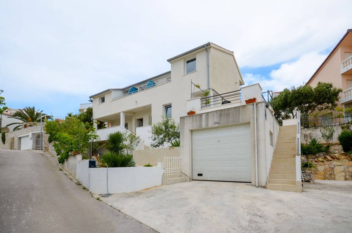 Apartment ∙ 1 Bedroom ∙ 4 Guests - Okrug Gornji