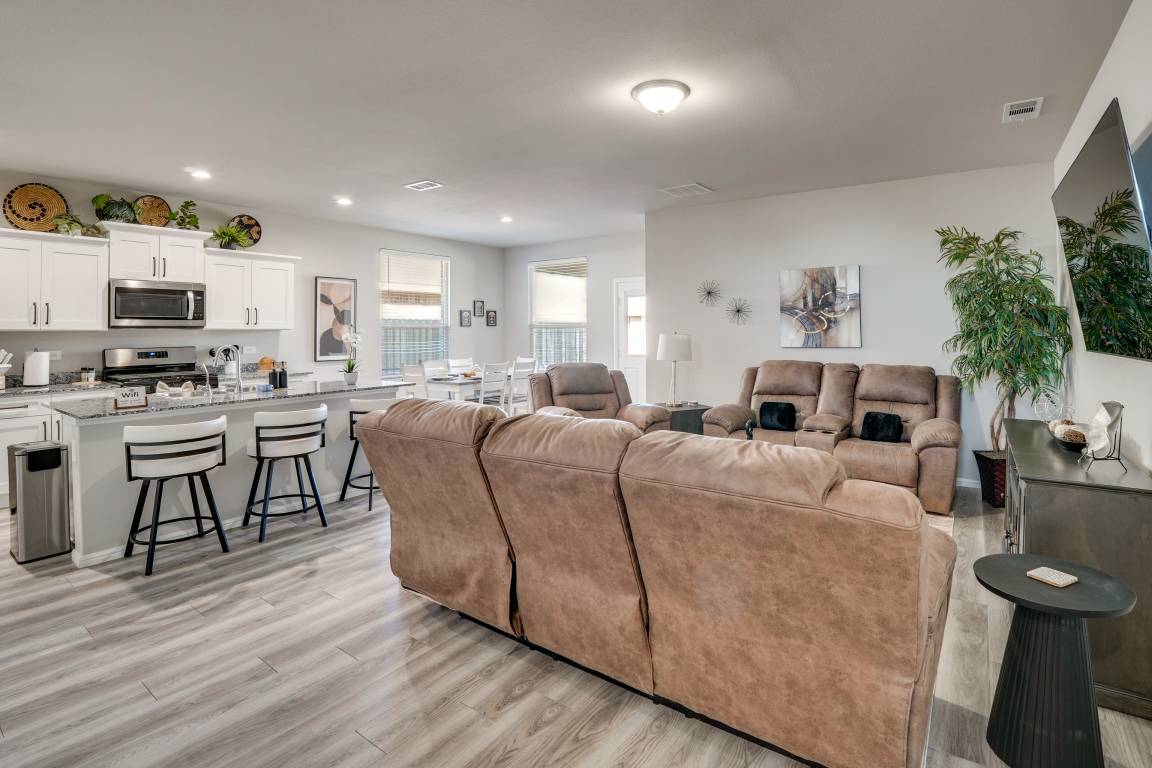 166 M² House ∙ 4 Bedrooms ∙ 9 Guests - Odessa, TX