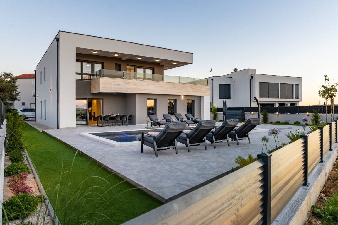404 M² Villa ∙ 4 Schlafzimmer ∙ 8 Gäste - Nin