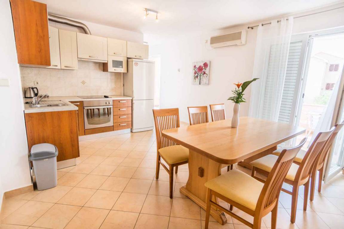 75 M² Ferienwohnung ∙ 2 Schlafzimmer ∙ 6 Gäste - Biograd na Moru