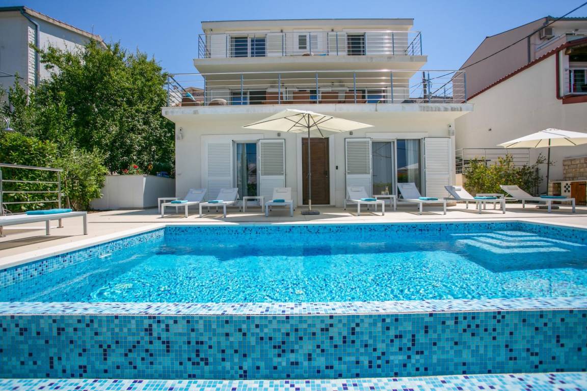 210 M² Villa ∙ 4 Bedrooms ∙ 9 Guests - Trogir