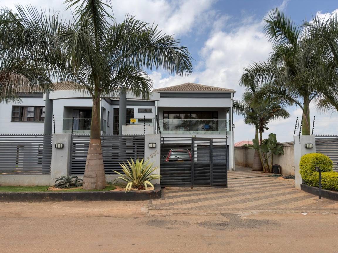 300 M² Huoneisto ∙ 3 Makuuhuonetta ∙ 6 Vierasta - Harare