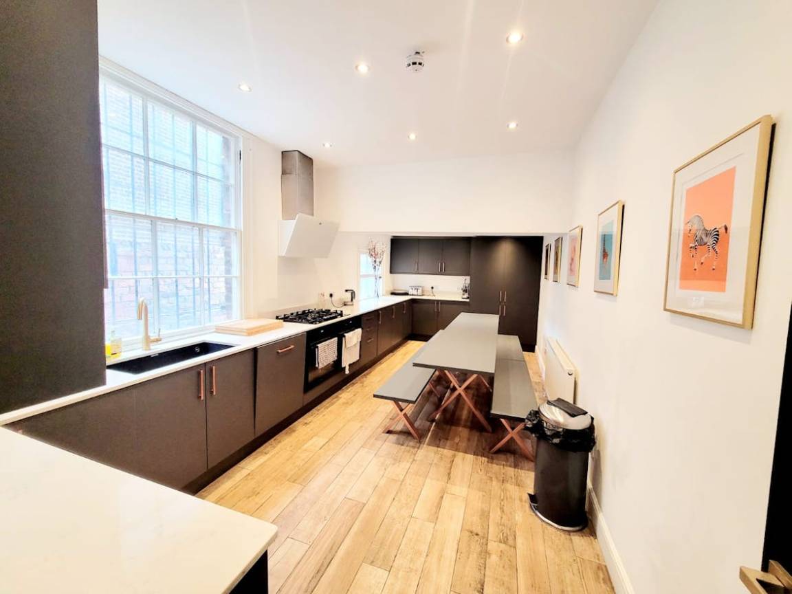 295 M² House ∙ 5 Bedrooms ∙ 10 Guests - Birkenhead
