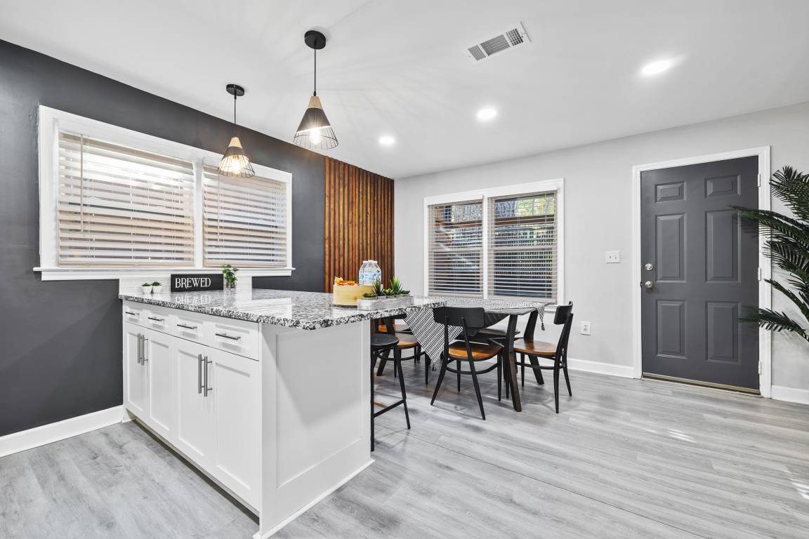 3100 M² House ∙ 6 Bedrooms ∙ 16 Guests - Stone Mountain