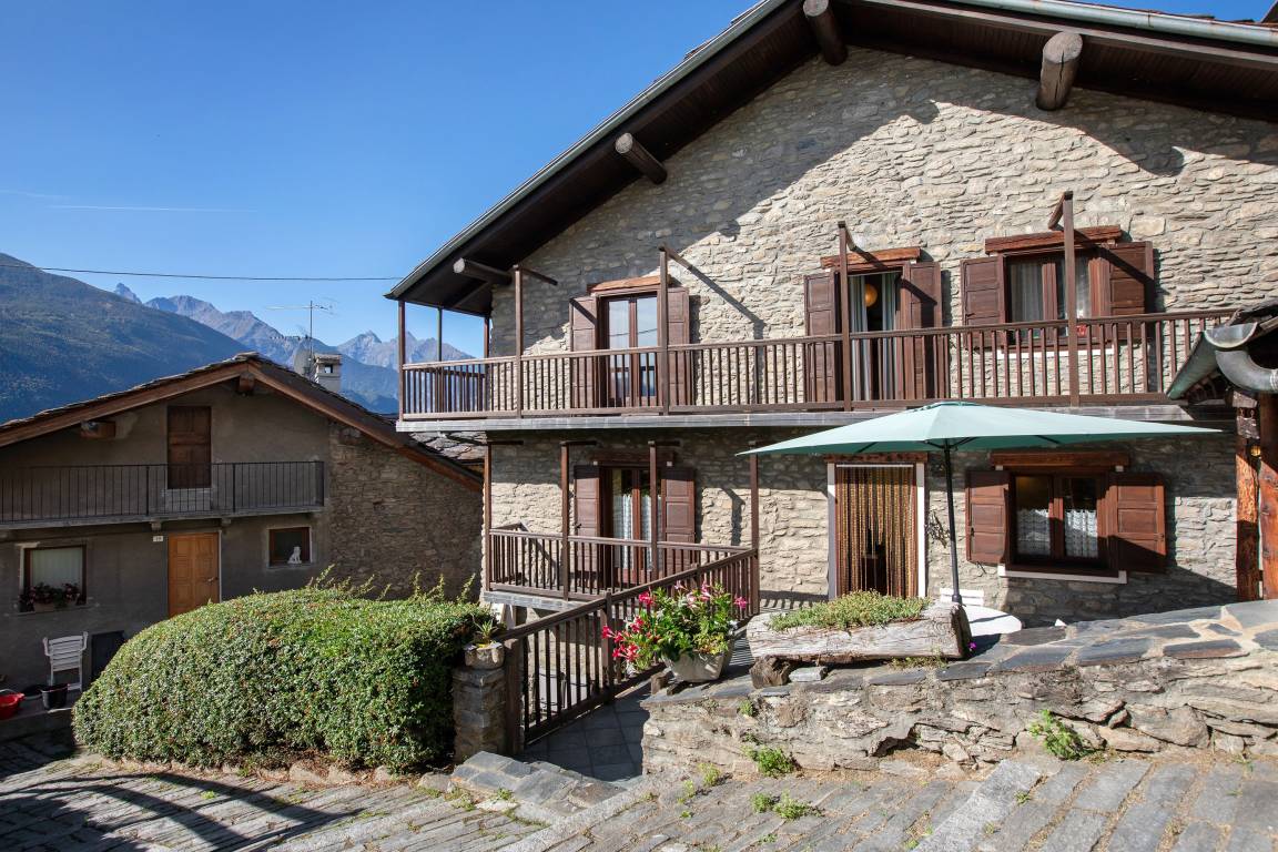 100 M² Apartment ∙ 2 Bedrooms ∙ 5 Guests - Aosta