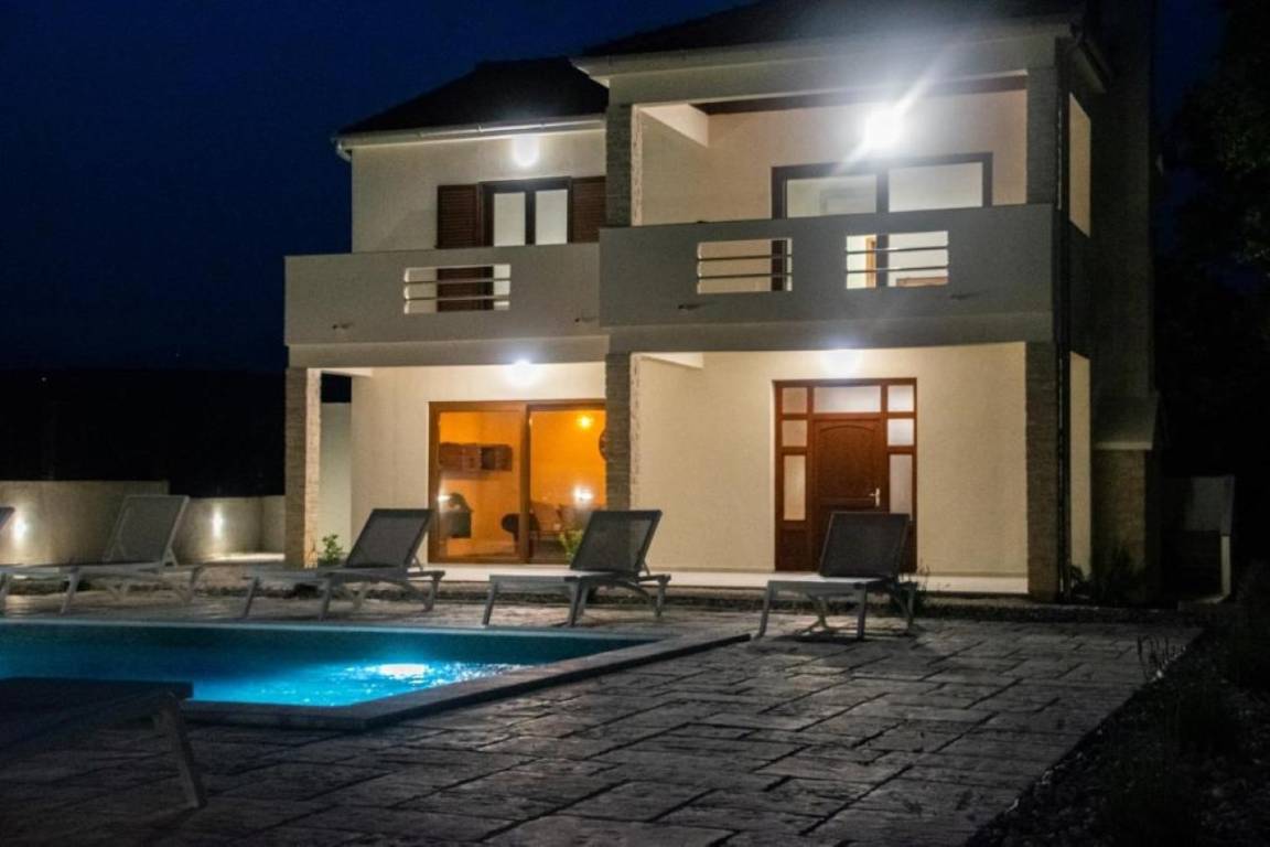 200 M² Villa ∙ 5 Sovrum ∙ 12 Gäster - Vinjerac