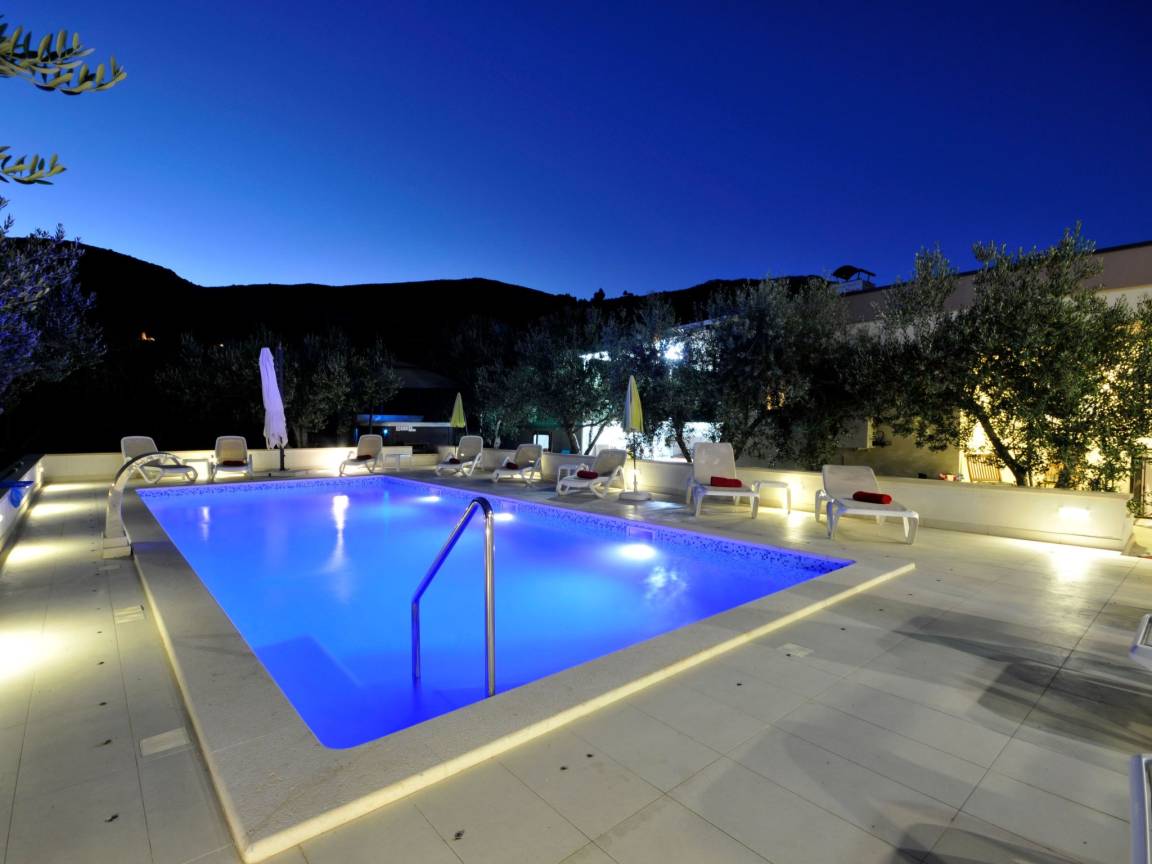 240 M² Ferienhaus ∙ 7 Schlafzimmer ∙ 12 Gäste - Trogir