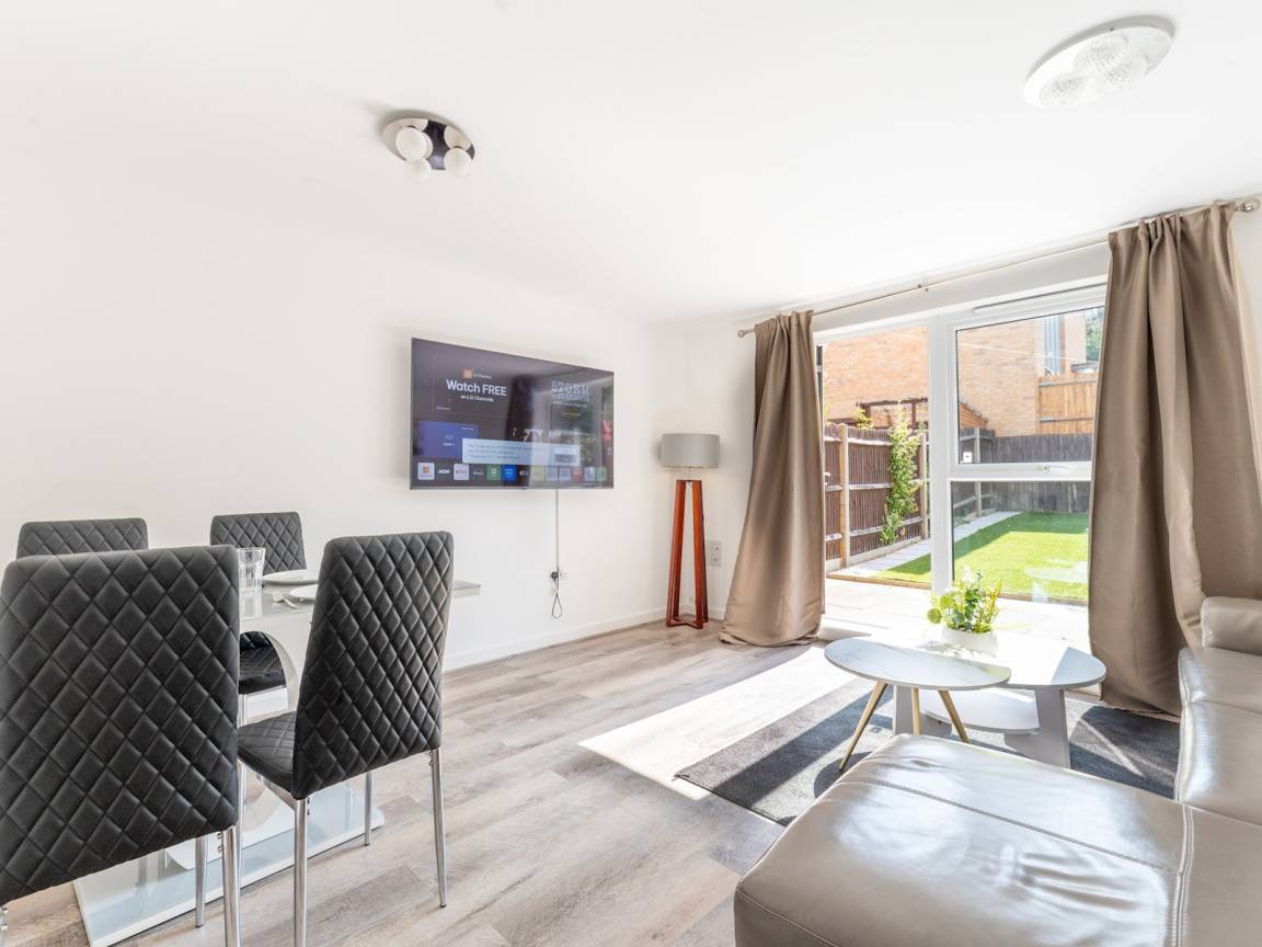 93 M² House ∙ 2 Bedrooms ∙ 5 Guests - London