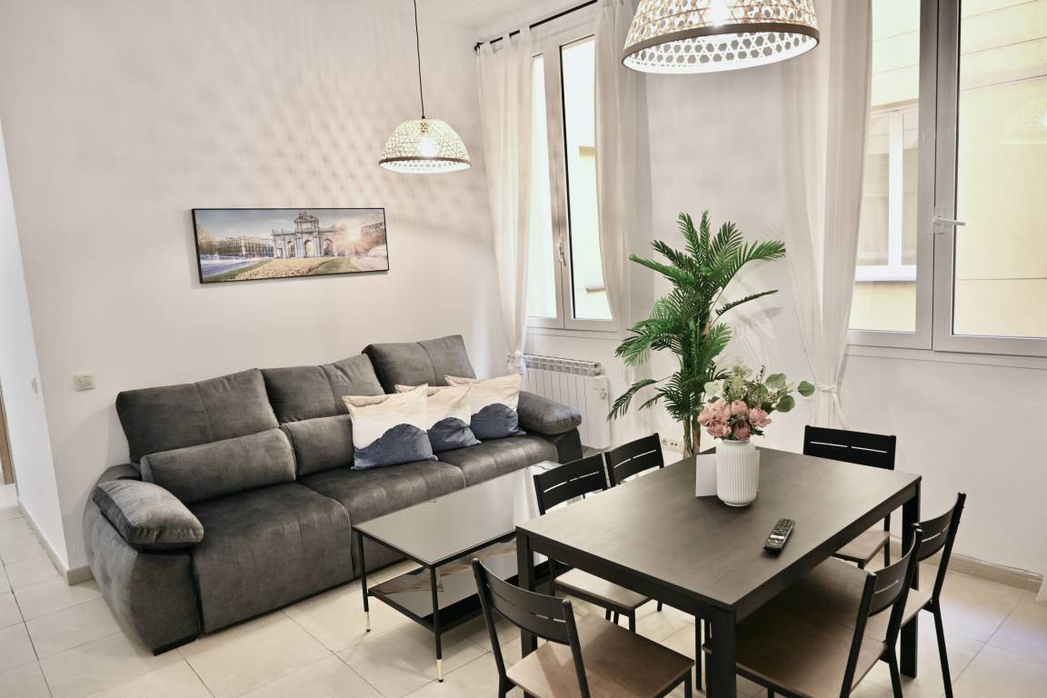 251 M² Apartamento ∙ 4 Habitaciones ∙ 8 Huéspedes - Villaverde Bajo / Estación Cercanías