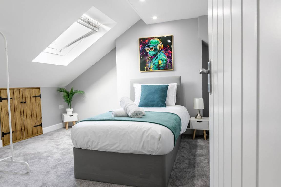 100 M² House ∙ 5 Bedrooms ∙ 12 Guests - Solihull