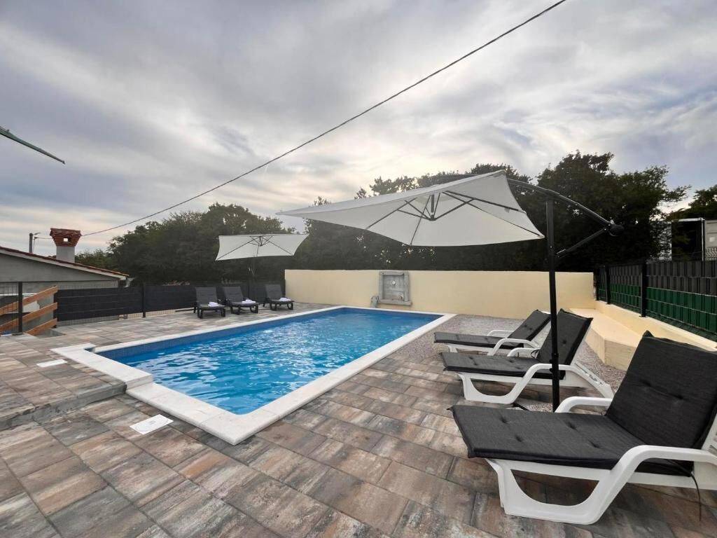 100 M² Dom ∙ 3 Sypialnie ∙ 6 Gości - Labin