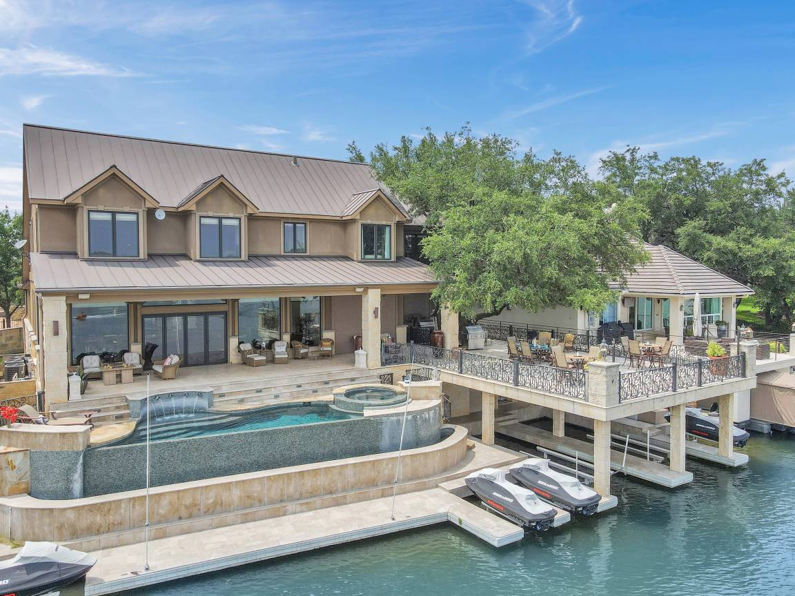 Apartment ∙ 6 Bedrooms ∙ 14 Guests - Horseshoe Bay, TX