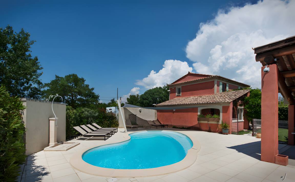 113 M² Maison De Vacances ∙ 3 Chambres ∙ 6 Personnes - Sénas