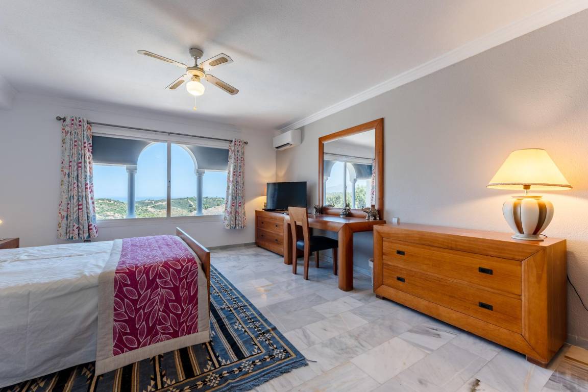 90 M² Apartment ∙ 19 Bedrooms ∙ 2 Guests - Estepona