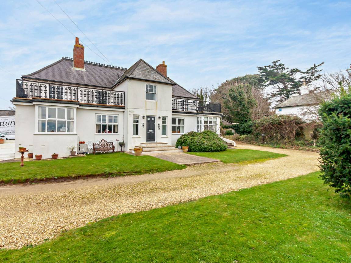Cottage ∙ 2 Bedrooms ∙ 4 Guests - Highcliffe