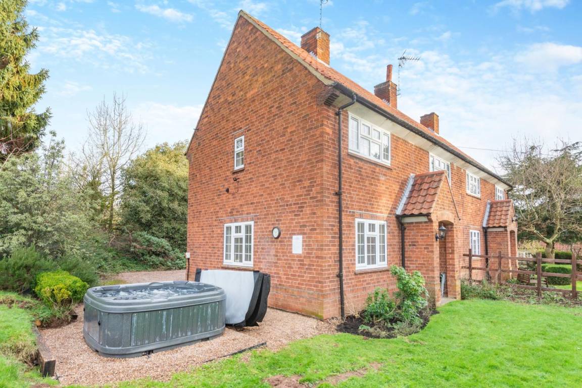 Cottage ∙ 3 Bedrooms ∙ 6 Guests - Southwell