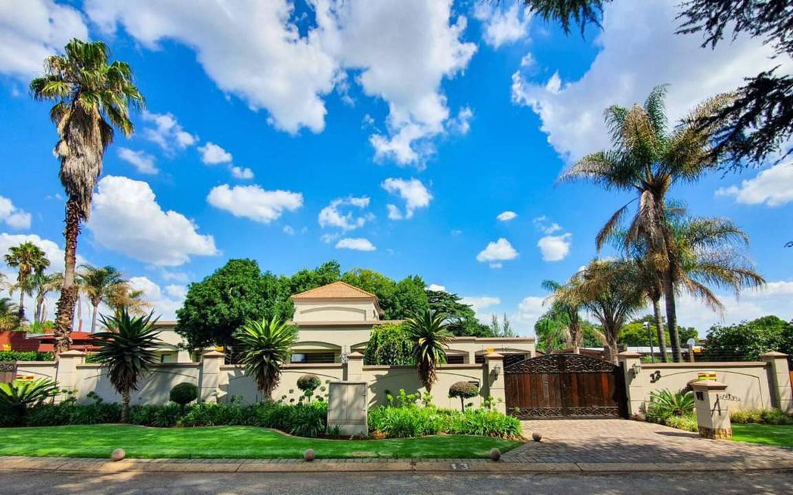 1844 M² House ∙ 4 Bedrooms ∙ 10 Guests - Germiston