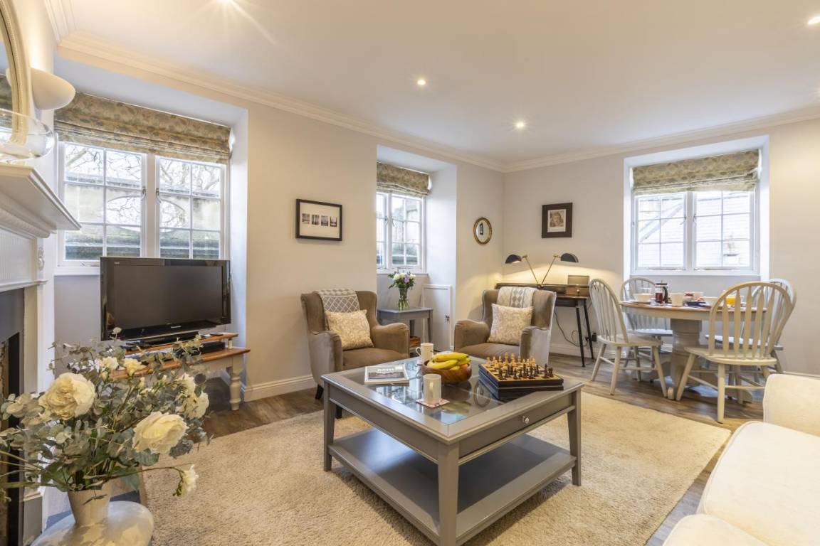 Cottage ∙ 2 Bedrooms ∙ 4 Guests - Bath