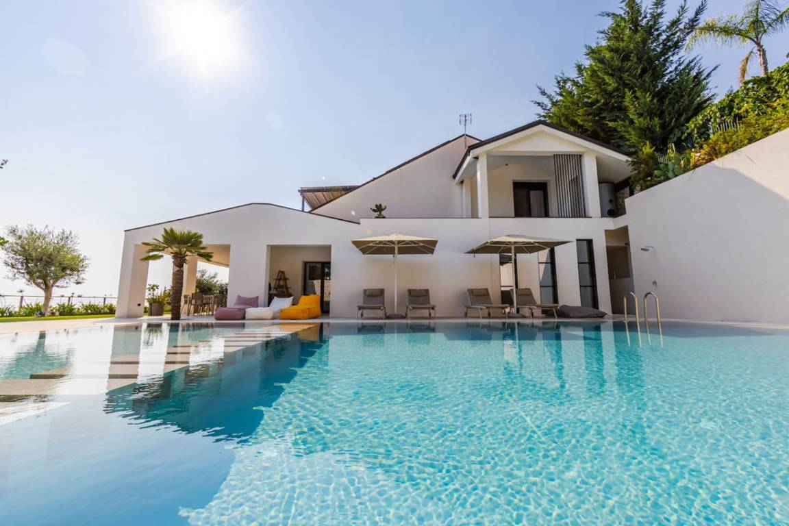 Villa ∙ 8 Habitaciones ∙ 16 Huéspedes - Himarë